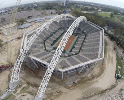 Avanza la instalación del techo corredizo en el estadio de Parque Roca ...